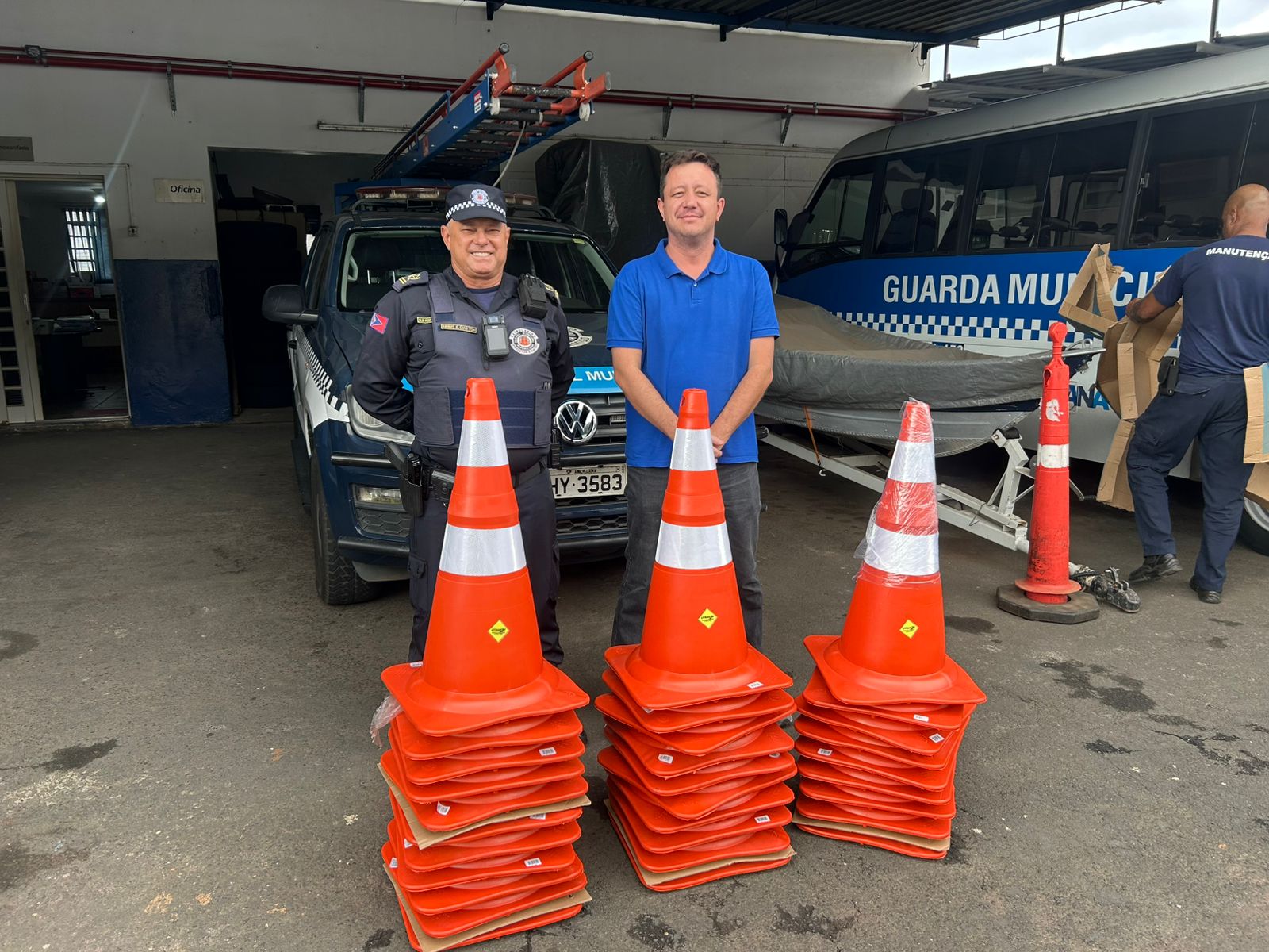 Prefeitura de Americana entrega cones refletivos para a Gama - Radio Azul